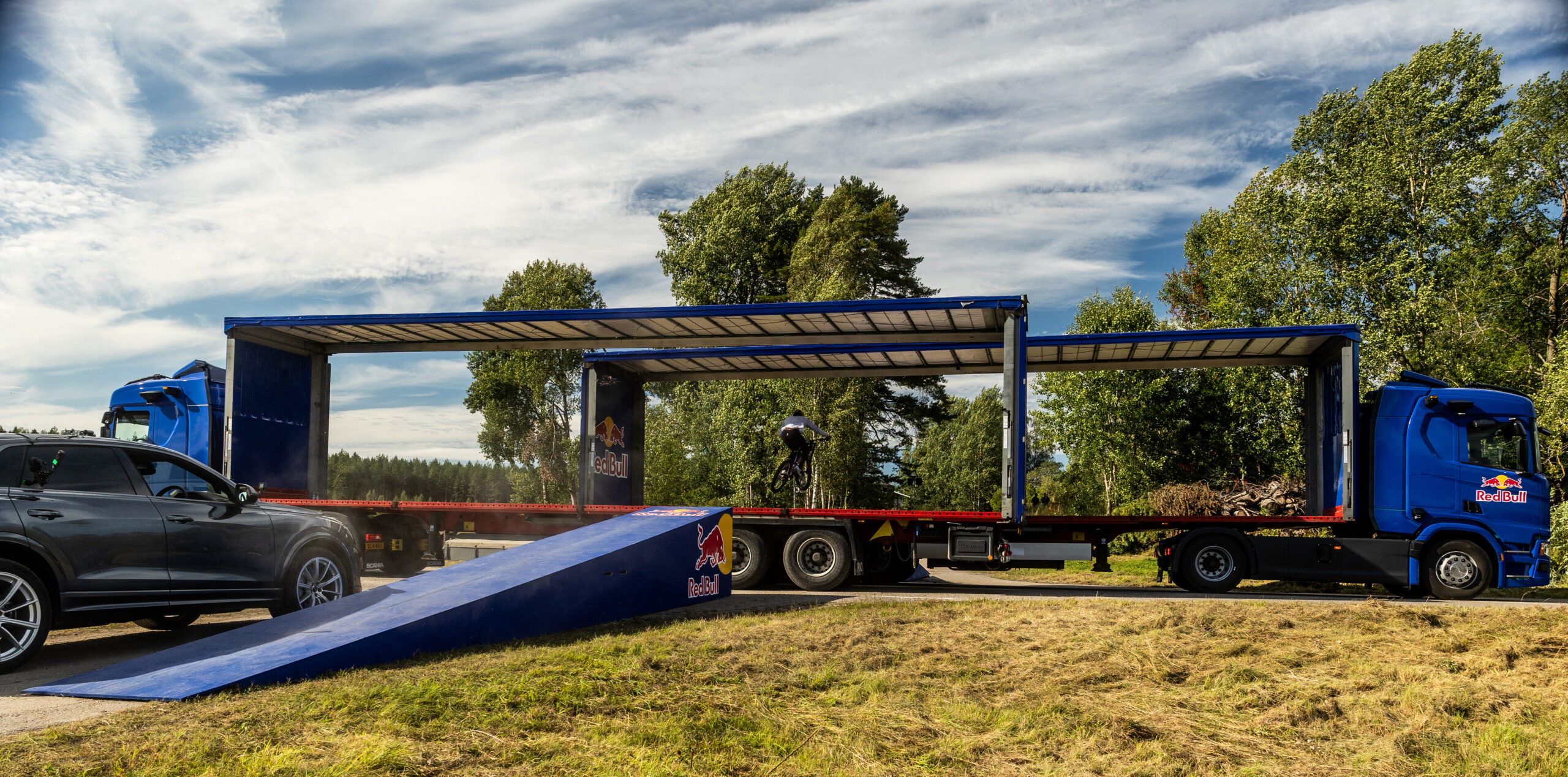 Springer du MTB gennem to flyttevogne? Red Bull-stunts bliver ved med ...