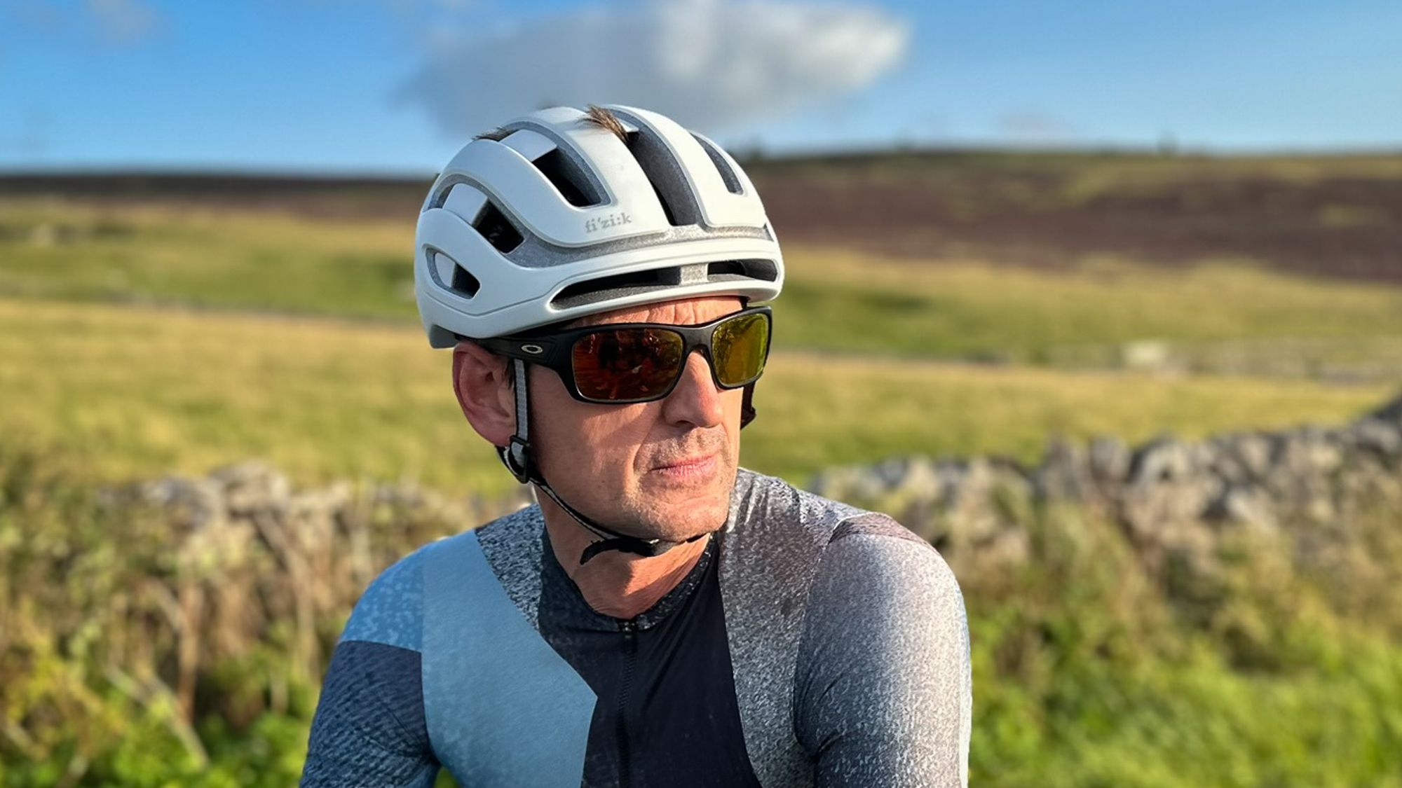Fizik Kudo Hjelm anmeldelse: slank, komfortabel men dyr – cykelsnak.dk